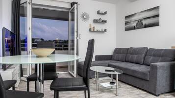 Apartamento (Two Bedroom Apartment with Balcony) | Sala de estar | TV de tela plana 32 polegadas com canais digitais