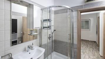 Apartamento (Two Bedroom Apartment with Balcony) | Banheiro | Chuveiro, toalhas de banho