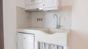 Quarto Triplo Deluxe, junto ao mar | Kitchenette privada | Um frigorífico/congelador grande, uma chaleira elétrica