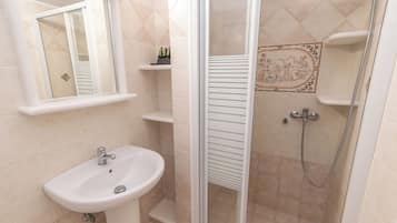 Quarto Duplo Deluxe, em frente ao mar | Casa de banho | Artigos de higiene pessoal grátis, um secador de cabelo, roupões