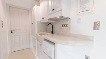 Apartamento Deluxe, 2 quartos, vista para o mar, junto ao mar | Kitchenette privada | Um frigorífico/congelador grande, uma chaleira elétrica