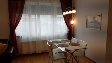 Apartamento (One Bedroom Apartment) | Sala de jantar