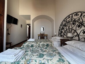 Quarto casal ou duplo standard, varanda, vista para o pátio | Cofres nos quartos, individualmente mobiliados