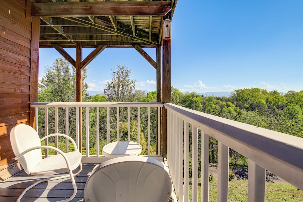 Sevierville Home W/ Mountain & Countryside Views - Dandridge, TN