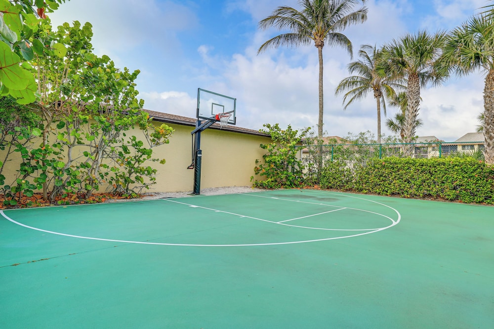 Fort Pierce Condo W/ Screened Porch: Walk To Beach - Fort Pierce, FL