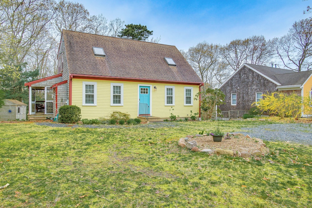 Beach & Lake Access: Home W/ Porch In Mashpee! - Falmouth, MA