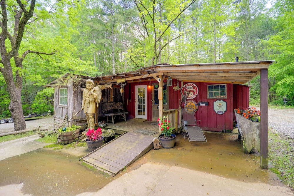 Hot Tub & Trail Access: Relaxing Marion Cabin - Carolina del Norte