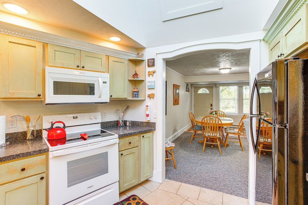 Cozy Frankfort Apartment Near Beaches & Downtown! - Frankfort, MI
