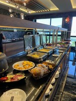 Café da manhã completo todos os dias mediante uma taxa