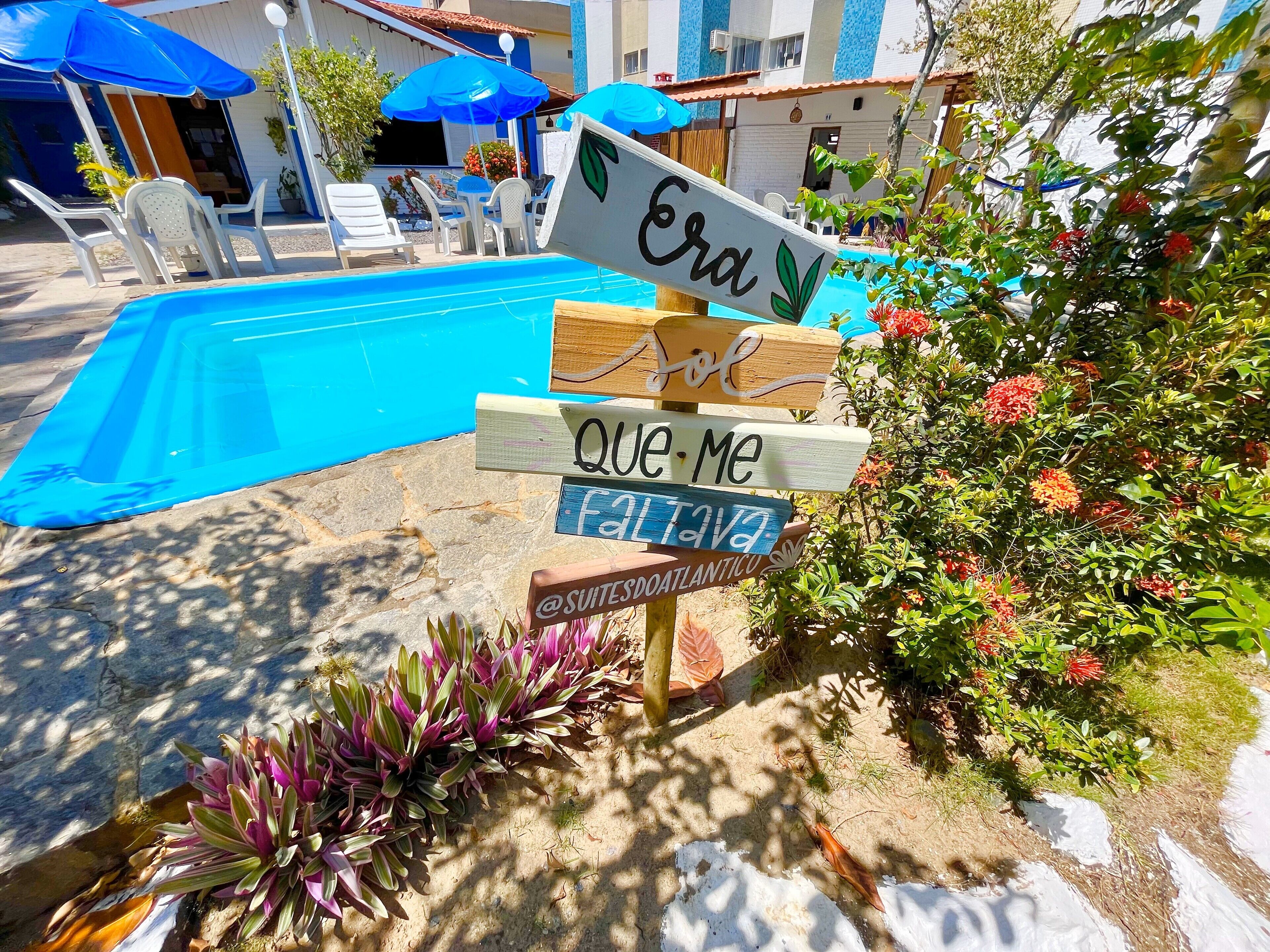 Uma área na piscina com uma placa que diz 'Era Sol Que Me Faltaba Suitesdoatlantilco'.