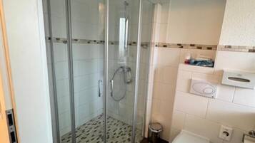 Quarto básico | Banheiro | Chuveiro, secador de cabelo, toalhas de banho