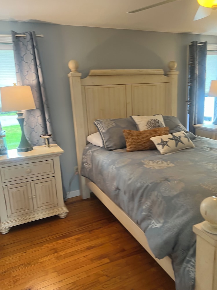Charming Waterfront Cape On Bluebill Cove - Rhode Island