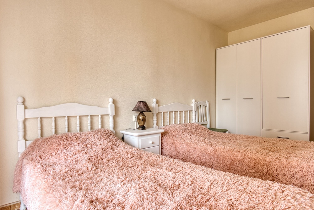 Apartment 'Karola' With Shared Pool, Shared Garden And Balcony - Benidorm
