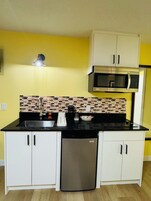 Quarto luxo, 2 camas Queen, cozinha americana | Cozinha americana privada | Frigobar, micro-ondas, cafeteira/chaleira