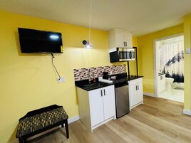 Quarto luxo, 2 camas Queen, cozinha americana | Área de estar | Smart TV 32 polegadas com canais digitais