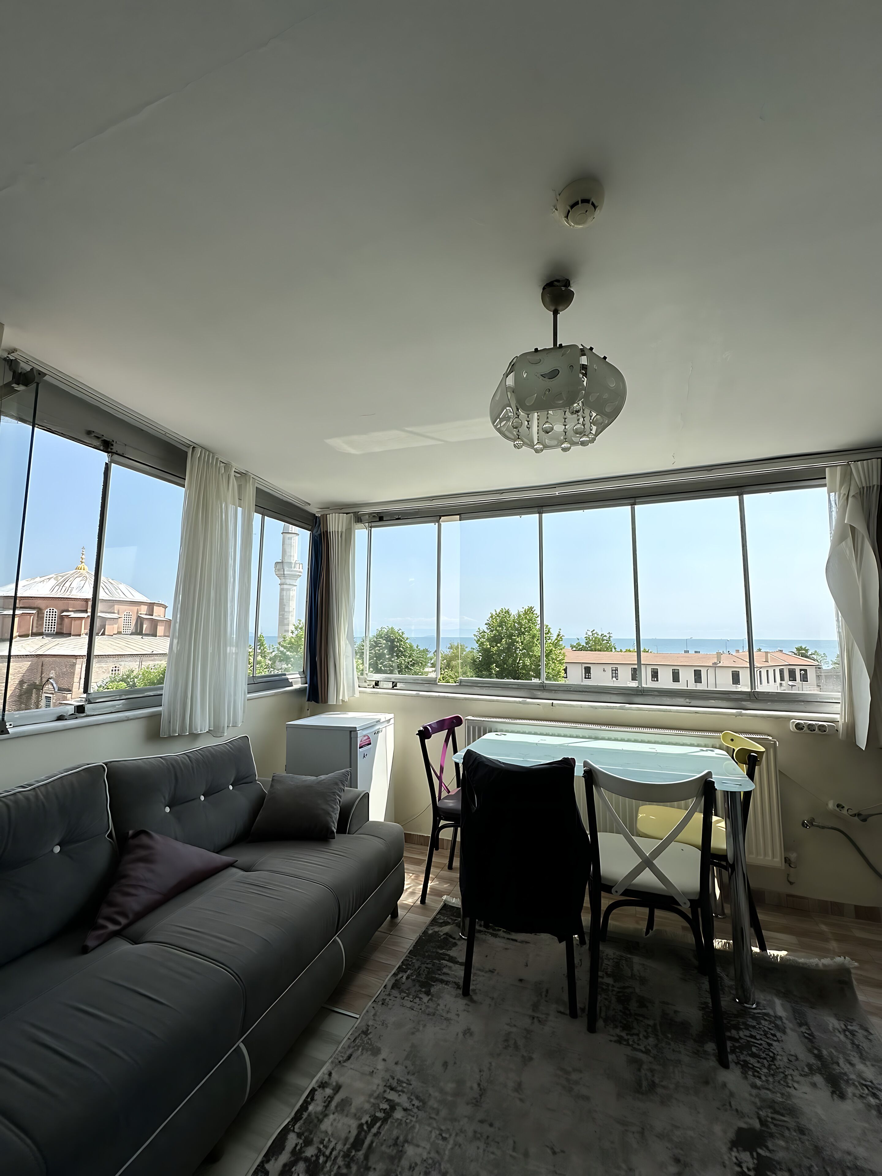 Apartamento luxo, cozinha, vista para o mar | Área de estar | Smart TV 27 polegadas com canais digitais, Netflix