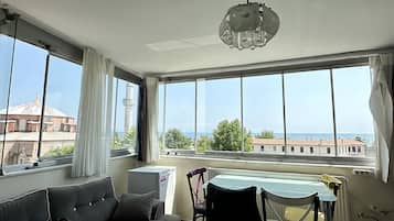 Apartamento luxo, cozinha, vista para o mar | Área de estar | Smart TV 27 polegadas com canais digitais, Netflix