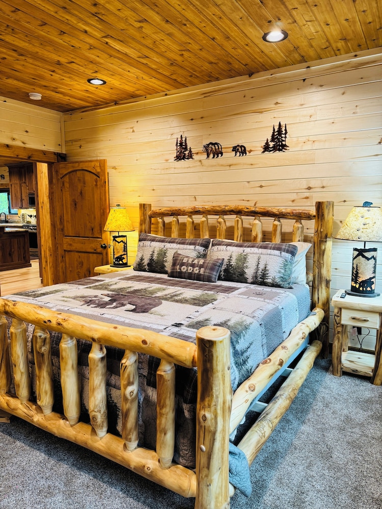 Elk Meadows Lodge-10 min. to West Entrance YNP+two Hot tubs+AC+Sauna ...