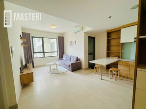 Apartamento Básico, Vista para a cidade | Sala de estar | TV de ecrã plano 