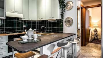 Apartamento Design | Cozinha privada | Um frigorífico, um forno, uma placa de cozinha, utensílios de cozinha