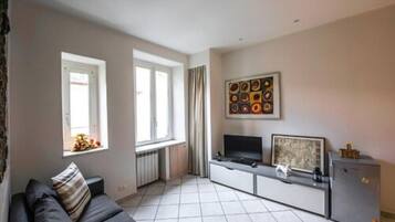 Apartamento Design | Sala de estar | Televisor de ecrã plano de 40 polegadas com canais via satélite