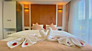 Suite Deluxe, vista para o mar | Secretária, secretária adequada para computadores portáteis