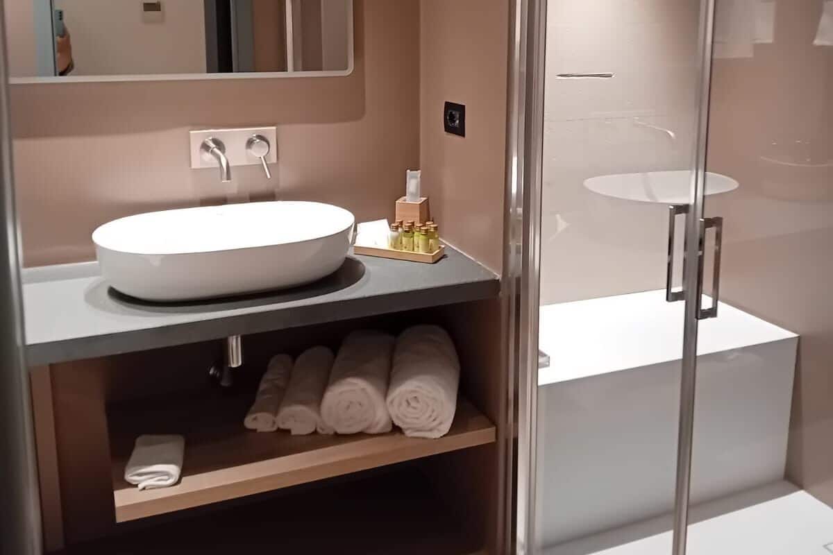 Quarto casal clássico, vista para o jardim | Banheiro | Chuveiro, ducha de hidromassagem, produtos de toalete grátis
