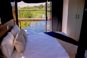 Quarto Signature, vista para o rio | Secretária, Wi-fi grátis, roupa de cama fornecida 