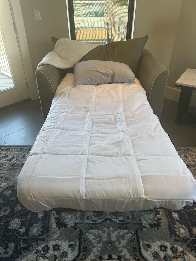 Gorgeous Apt W/ Balcony - Walk To Stadium & Lansing Center - Lansing, MI