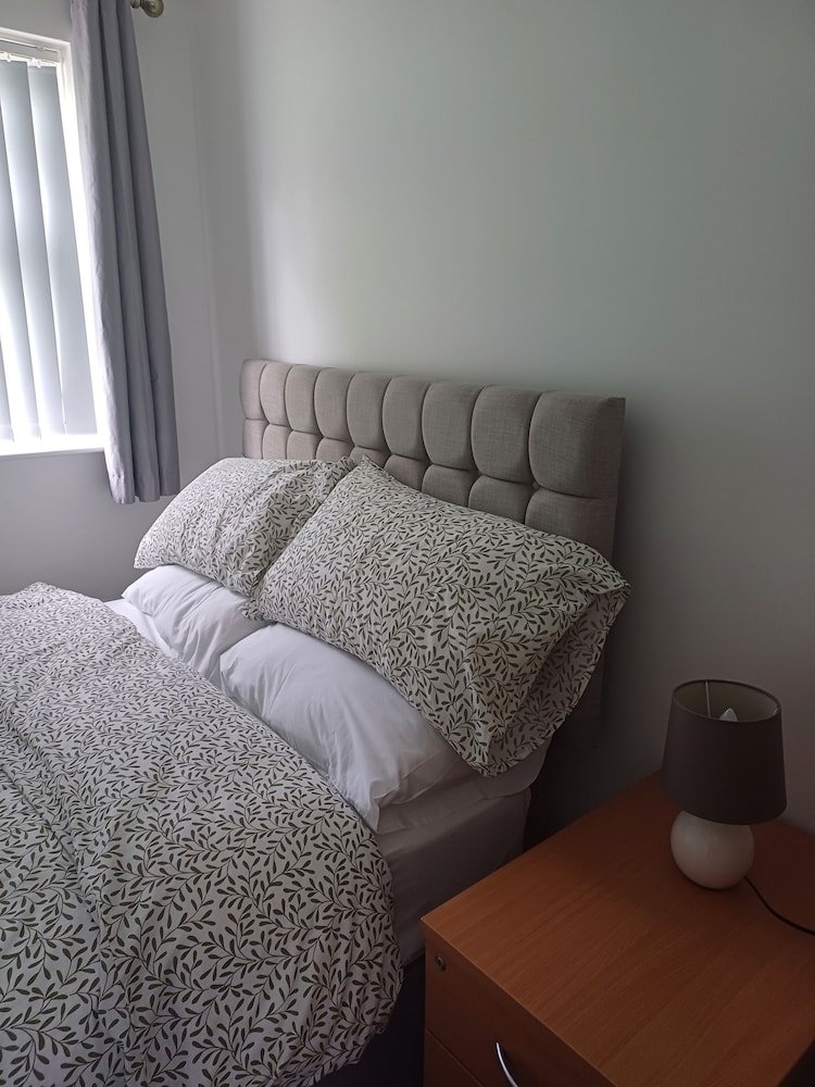 Beautiful Maisonnette Is A Newly Refurbished Semi Detached House In Leeds - Leeds