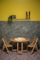 Um frigorífico no espaço comum, um micro-ondas no espaço comum 