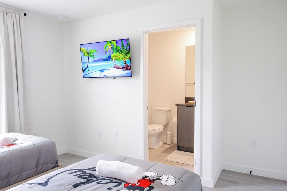 Serene 3 Bedroom, 3 Bathroom Contemporary Home (4 miles from Disney) in ...