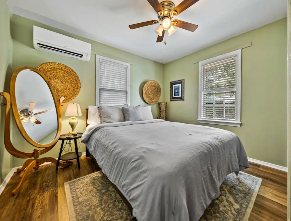 One Bedroom 1️ Bath Bungalow Located N The Charming Lake Morton Historic District - Lakeland, FL