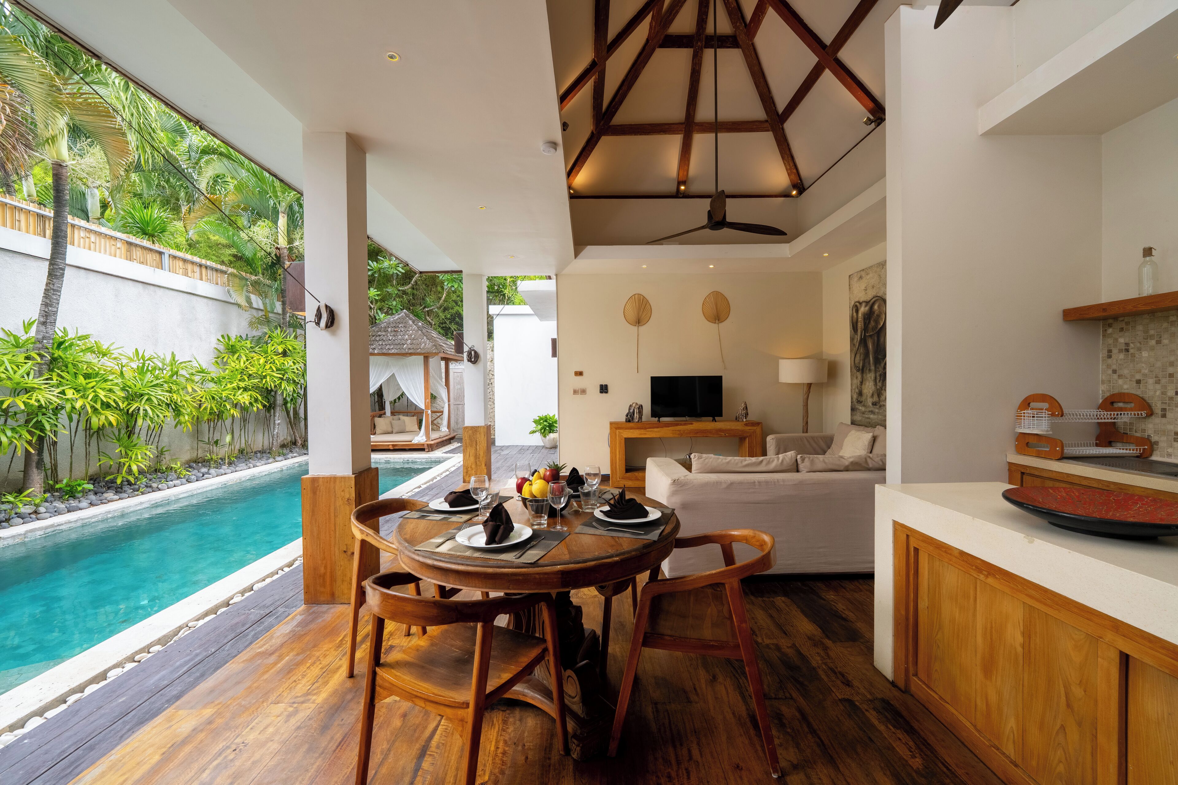 Villa Deluxe, vista para a piscina | Sala de jantar
