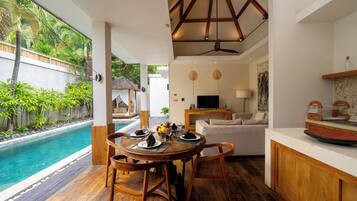 Villa Deluxe, vista para a piscina | Sala de jantar