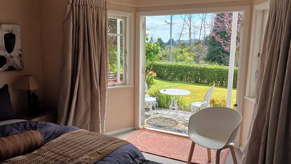 Magpie Cottage - Homestay, B&B. Attractive period cottage with modern ...