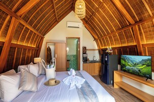 Quarto casal luxo, sacada, vista para o jardim | Cofres nos quartos, individualmente decorados