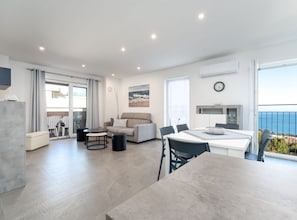 Apartamento (Two Bedroom Apartment with Balcony) | Sala de jantar