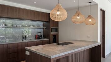 Villa Nobre, 4 quartos, vista para a piscina | Cozinha privada | Um frigorífico/congelador grande, um micro-ondas, uma placa de cozinha