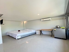 Quarto Duplo Standard | Secretária, secretária adequada para computadores portáteis 