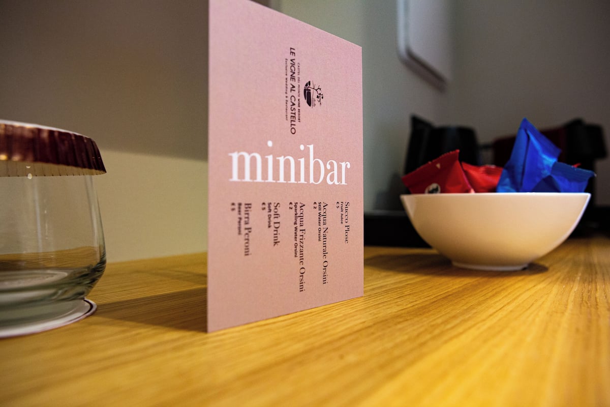 Um menu intitulado 'minibar' com uma lista de itens, incluindo refrigerantes e água.