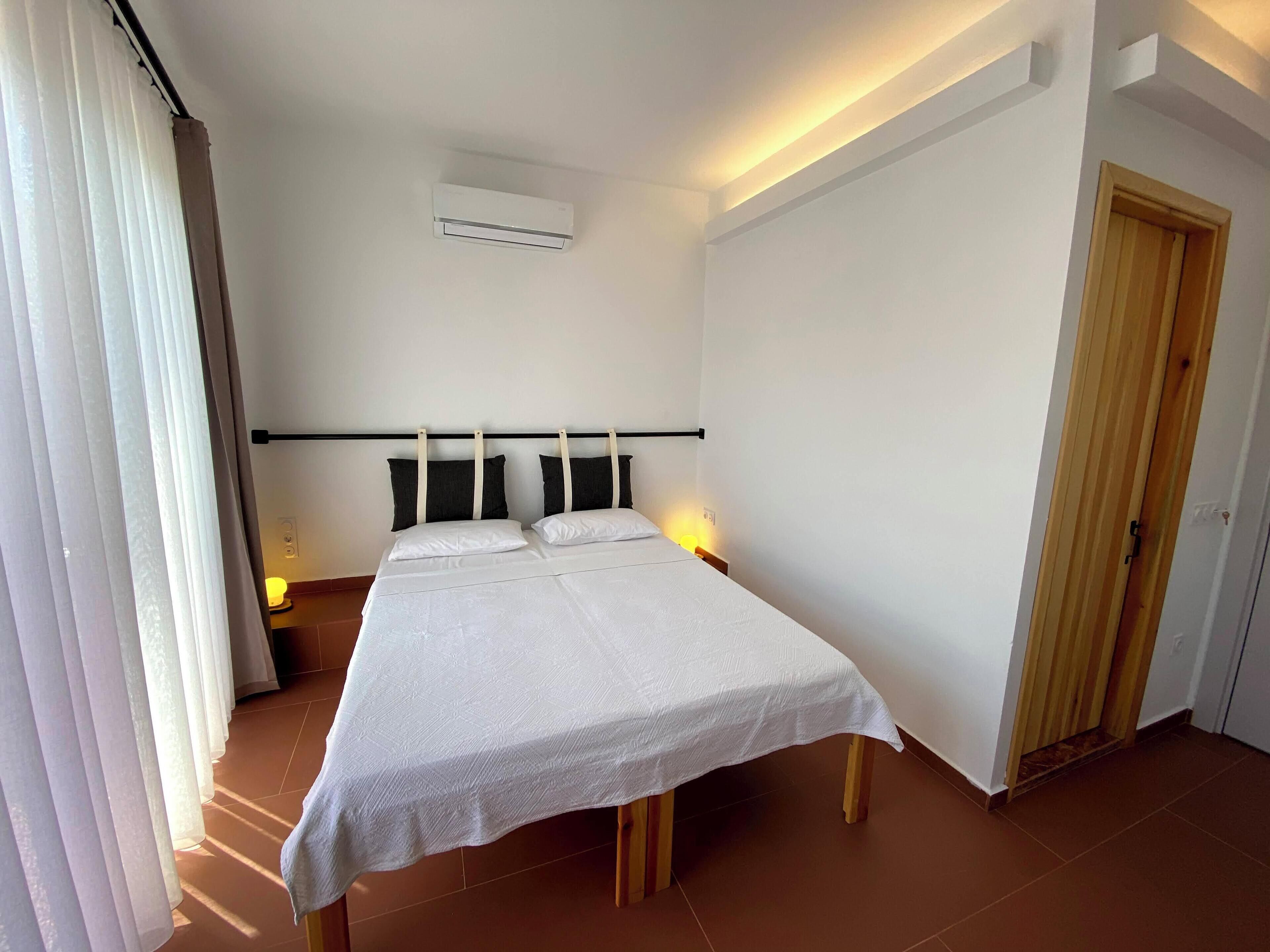 Quarto Triplo Standard, varanda, vista para o mar | Cortinas/cortinados opacos, ferro/tábua de engomar, Wi-fi grátis 