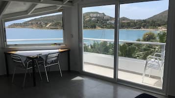 Penthouse Familiar, varanda, vista para o mar | Sala de estar | Televisor LED de 32 polegadas com canais via satélite
