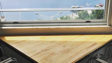 Penthouse Familiar, varanda, vista para o mar | Sala de estar | Televisor LED de 32 polegadas com canais via satélite