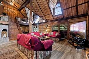 Cabana de Madeira Signature, várias camas, não fumadores, vista para a montanha | Sala | Televisor de ecrã plano de 75 polegadas com canais digitais 