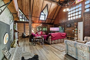 Cabana de Madeira Signature, várias camas, não fumadores, vista para a montanha | Sala | Televisor de ecrã plano de 75 polegadas com canais digitais 