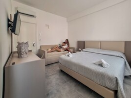 Quarto Quádruplo Standard | Cofre no quarto, secretária 