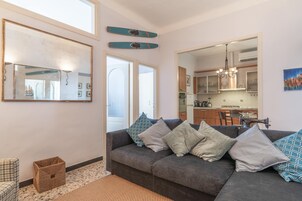 Apartamento (2 Bedrooms) | Área de estar | TV 55 polegadas com canais a cabo