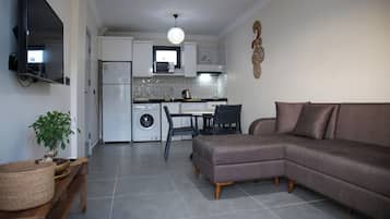 Quarto Familiar, varanda, vista para o jardim | Sala | Televisor