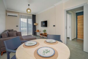 Quarto família, sacada, vista para o jardim | Cofres nos quartos, quartos à prova de som, Wi-Fi de cortesia